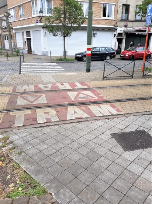 Sécuriser les traversées des voies de tram et des arrêts de surface ...